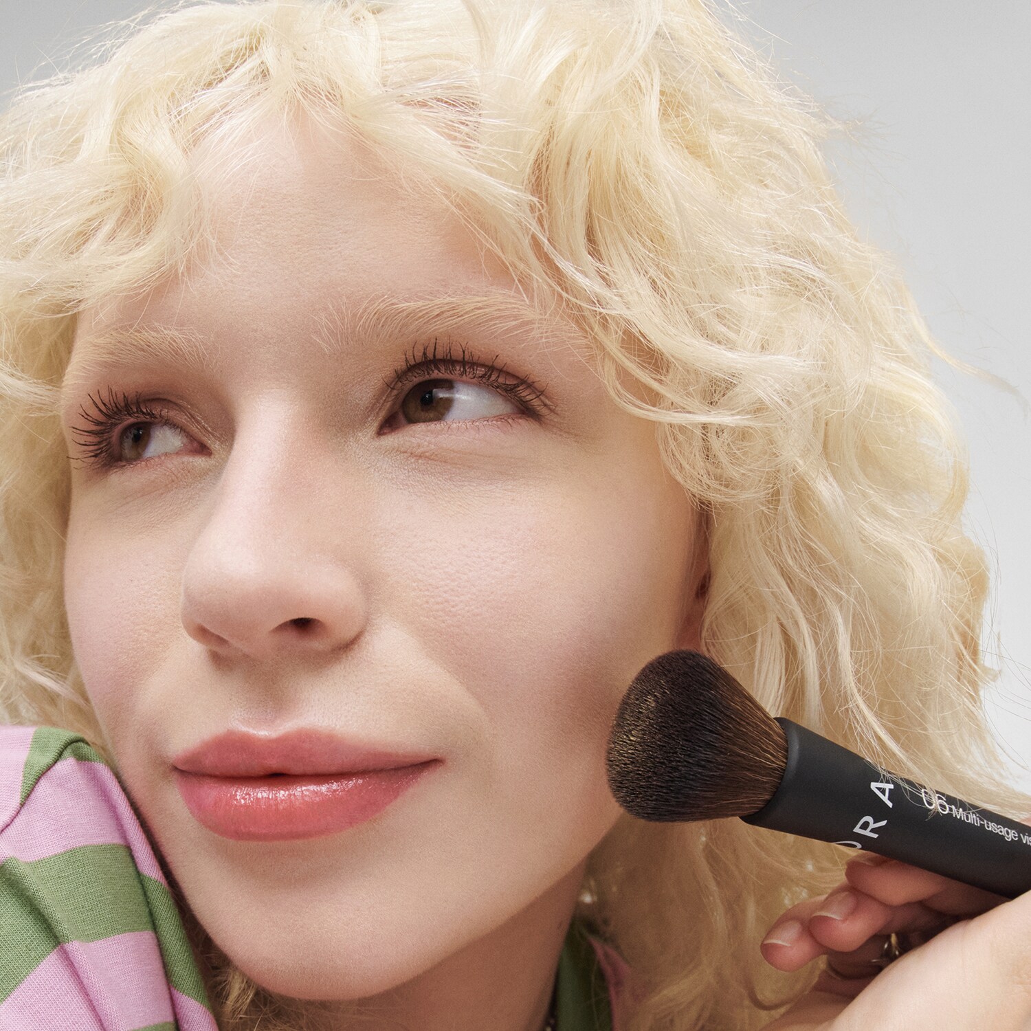 06 Uniwersalny pędzel do twarzy — Intuicyjna aplikacja, doskonałe ...